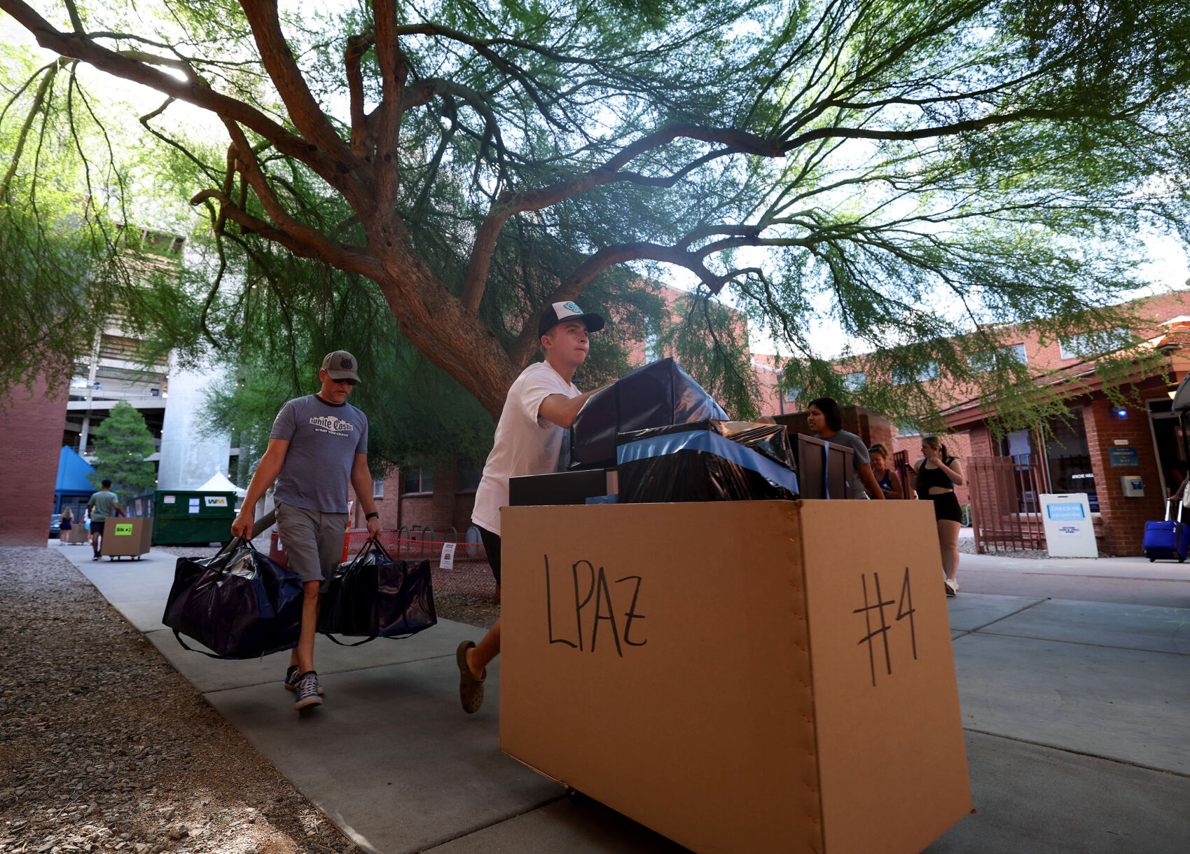 New students being to fill dorms at University of Arizona