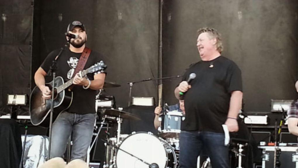 Country singer Farr goes Tucson poolside with a cold one