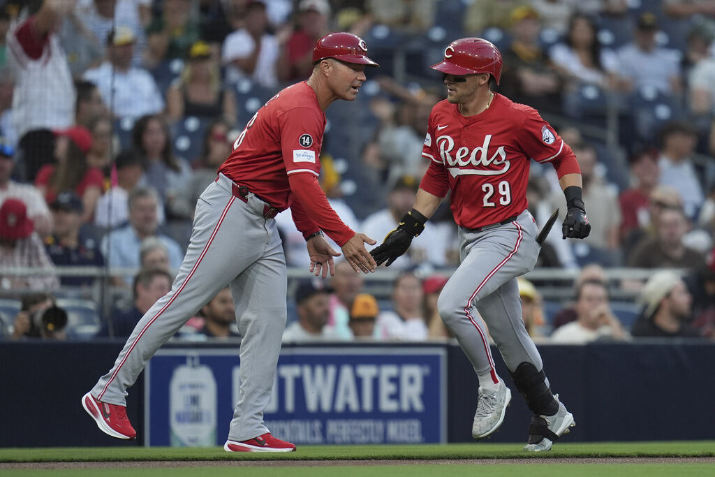 Arizona Diamondbacks hire Cincinnati Reds' 3rd-base coach