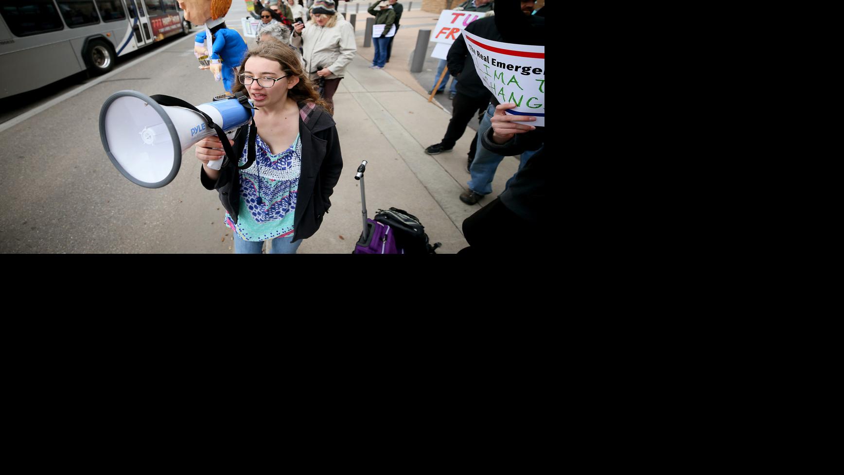 Photos: “No Emergency, No Wall” protest in downtown Tucson | Local news ...