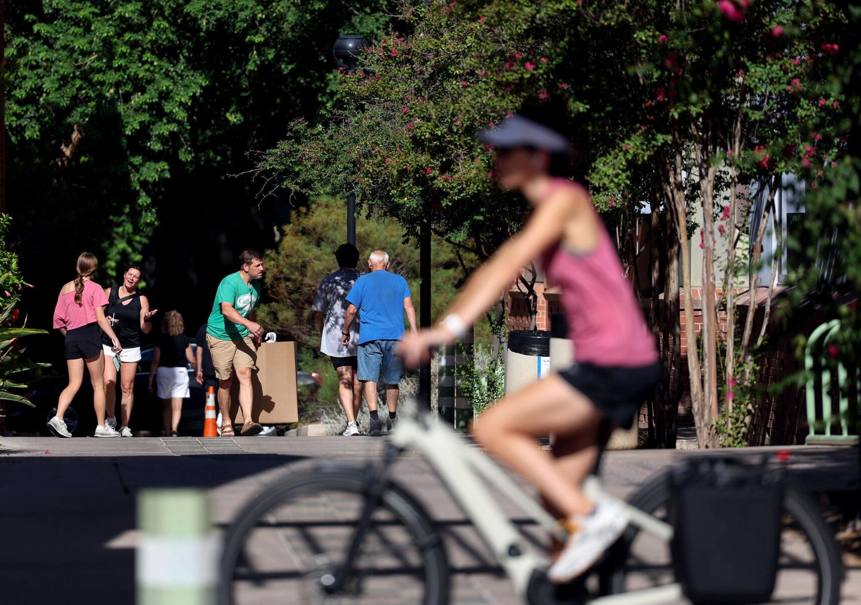 New students being to fill dorms at University of Arizona