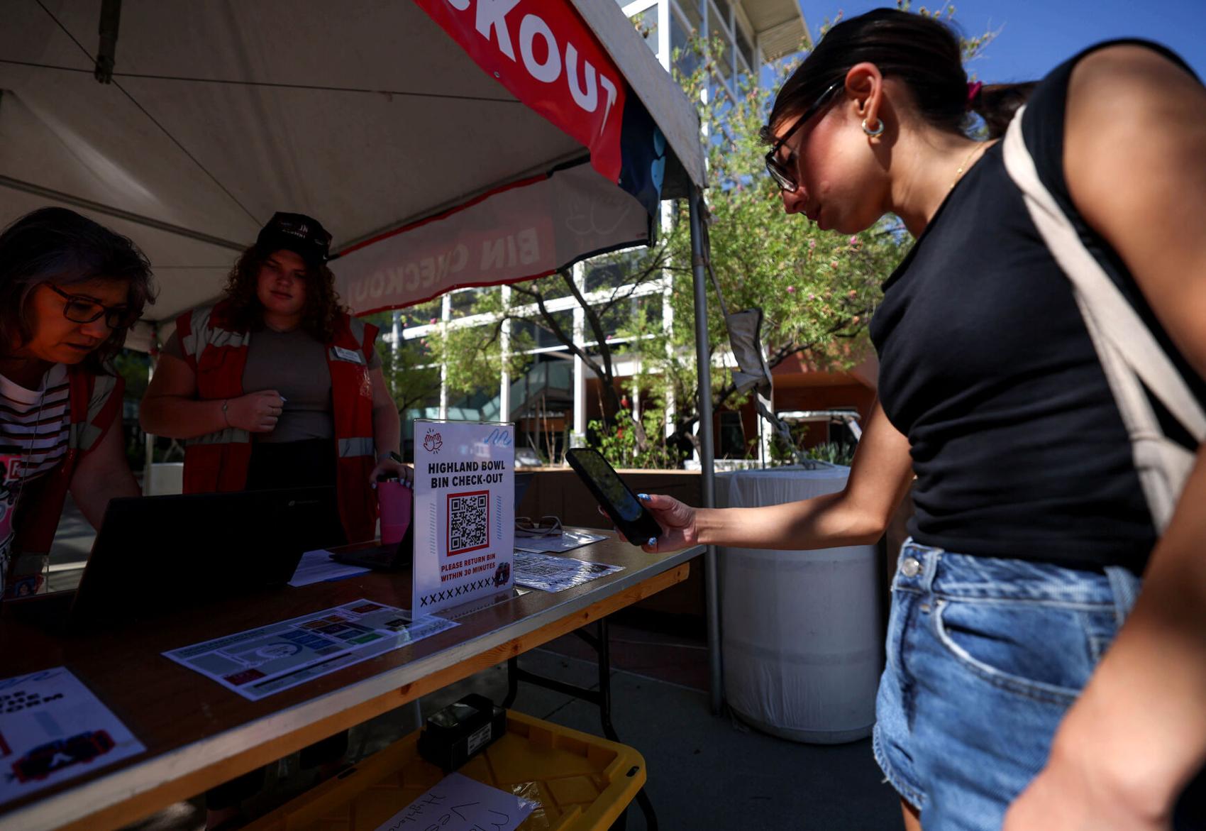 New students being to fill dorms at University of Arizona