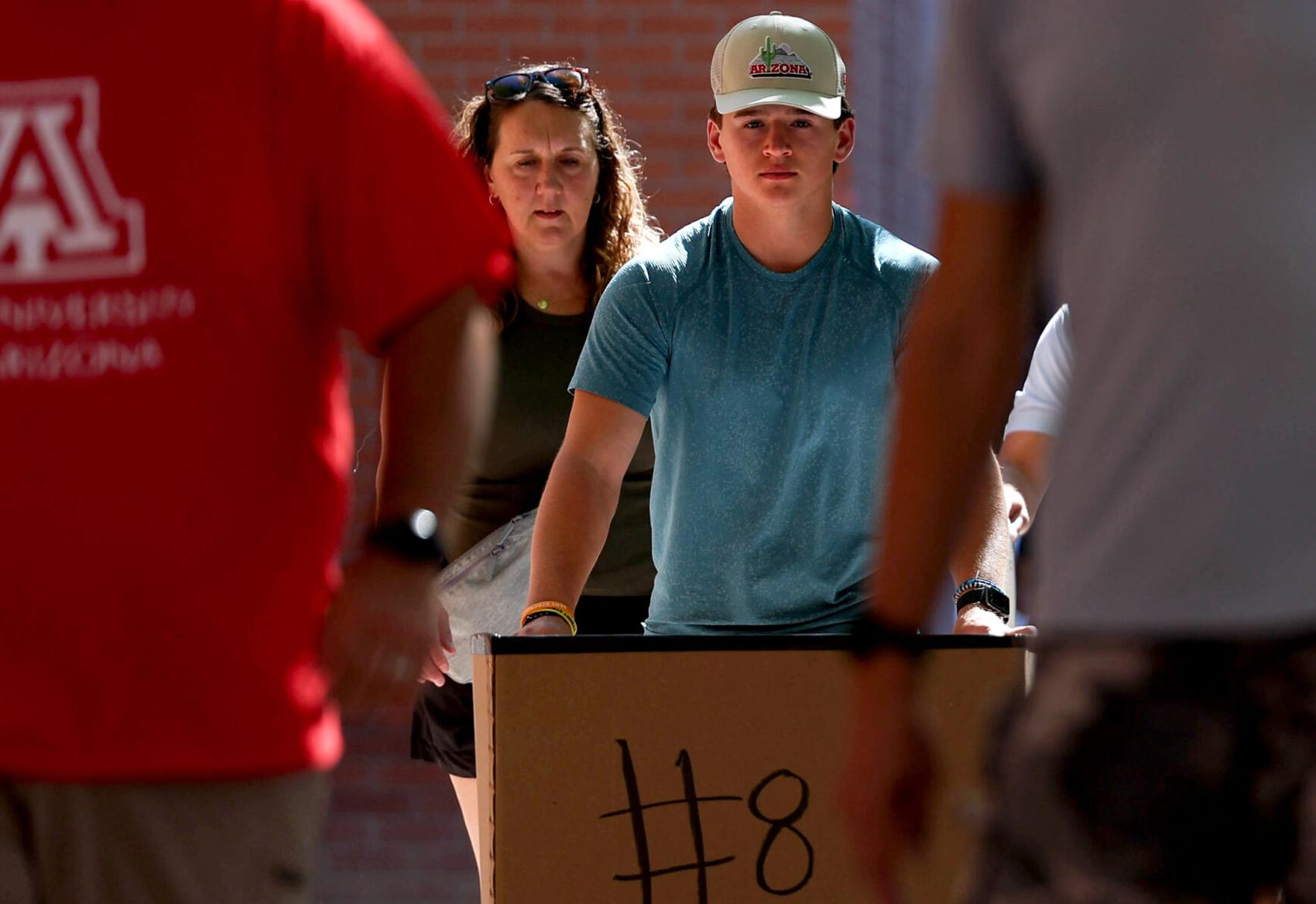 New students being to fill dorms at University of Arizona