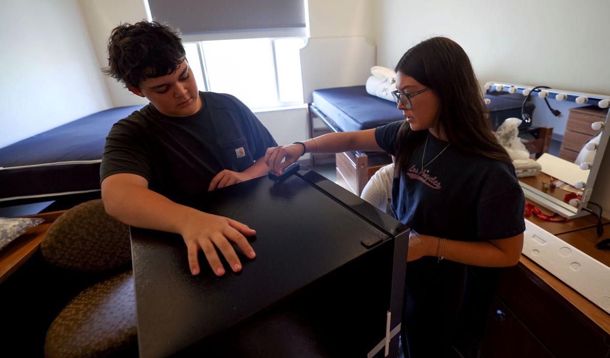 New students being to fill dorms at University of Arizona