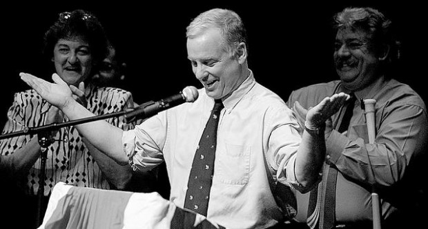 Dean, in Tucson, asks Demos to be party of change