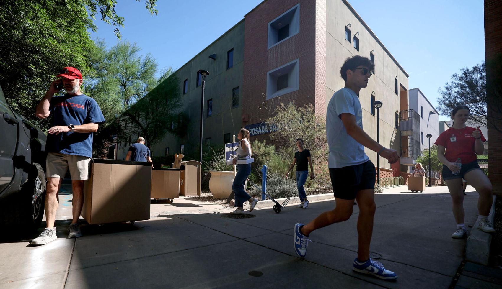 New students being to fill dorms at University of Arizona