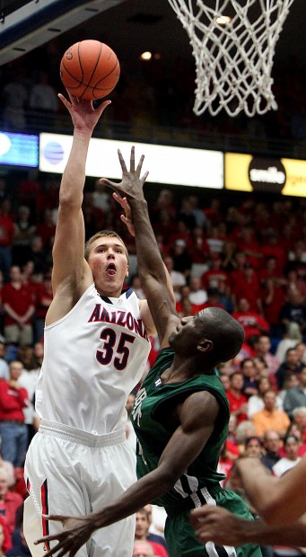 Arizona Basketball: Cats' focus shifts to center: Tarczewski is new weapon