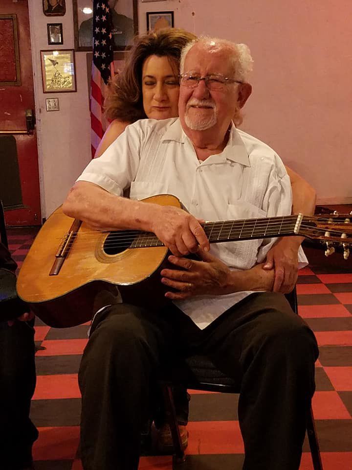 Desde Tucsón: Bobby se llevó su guitarra | Vida y Familia | tucson.com