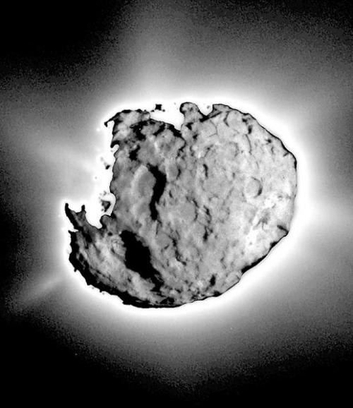 Spacecraft's images of comet bring some unexpected results