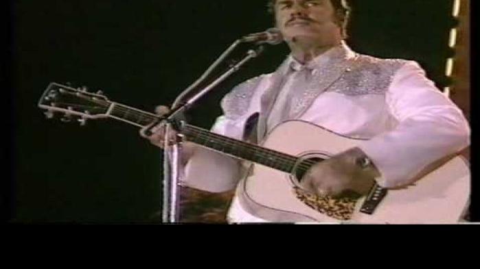 Yodeling country singer Slim Whitman dies