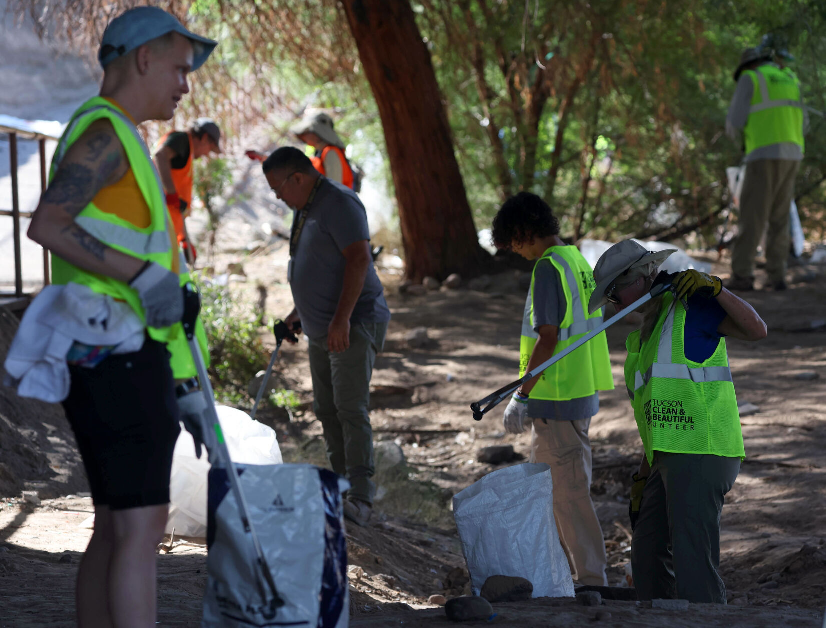 Volunteers converge on Santa Cruz River for cleanup