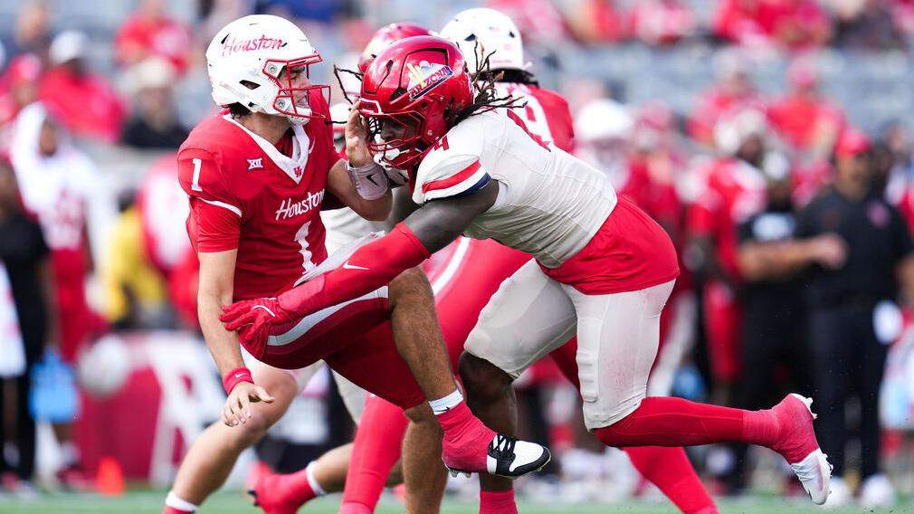 Arizona football's Max Harris emerging as veteran leader