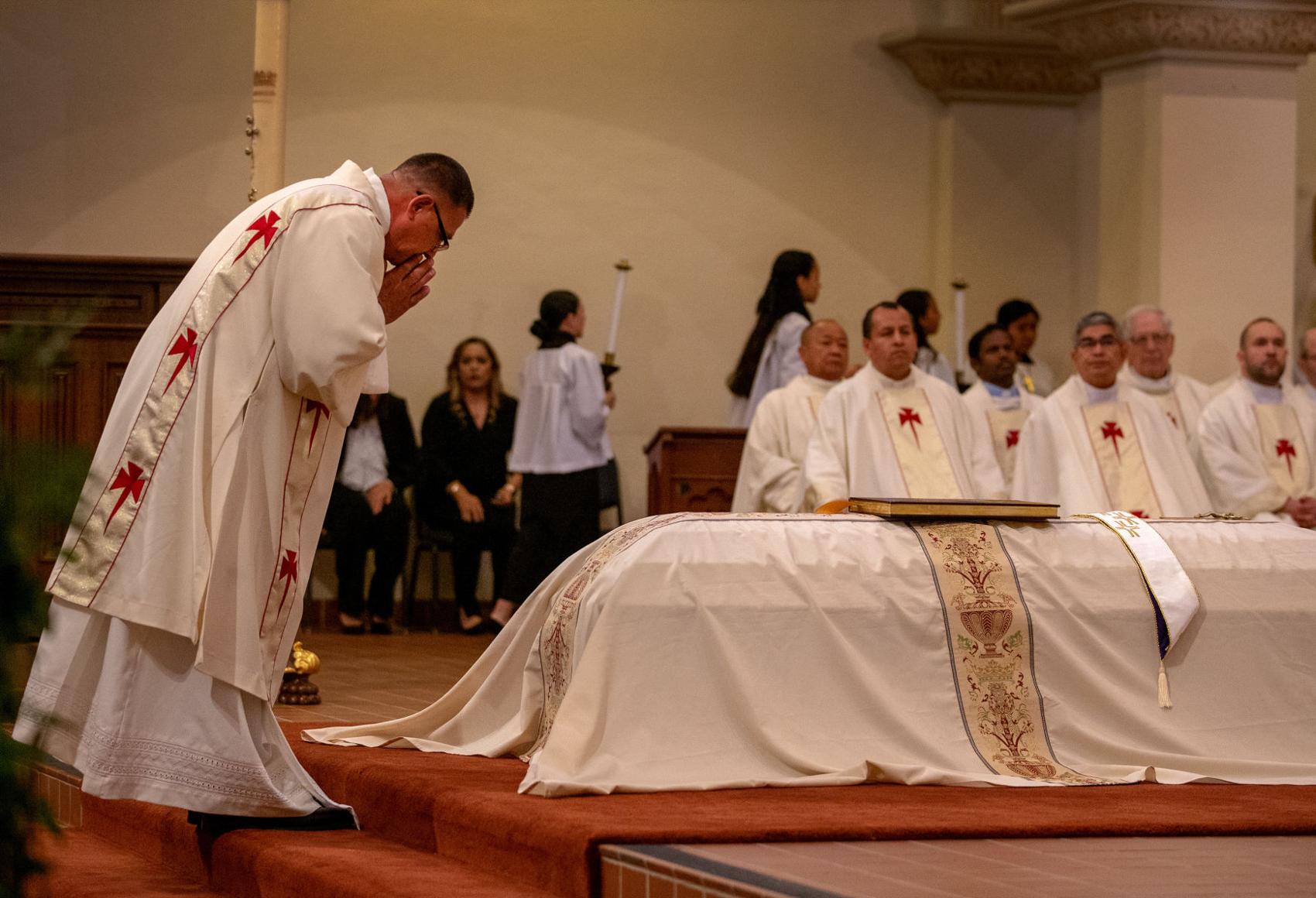 More than 1,000 people pay last respects to Father Raul Valencia