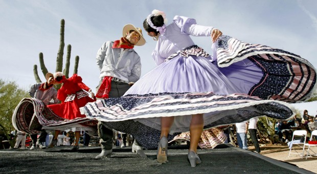 Tucsonans gather to meet, and eat