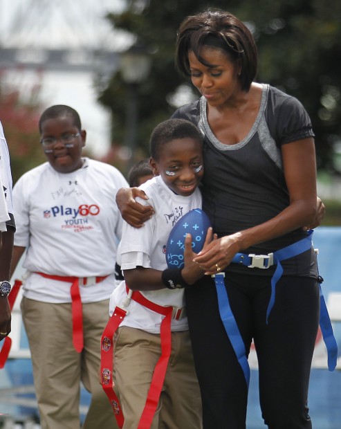 Photo gallery: First lady on the football field | Homepage | tucson.com