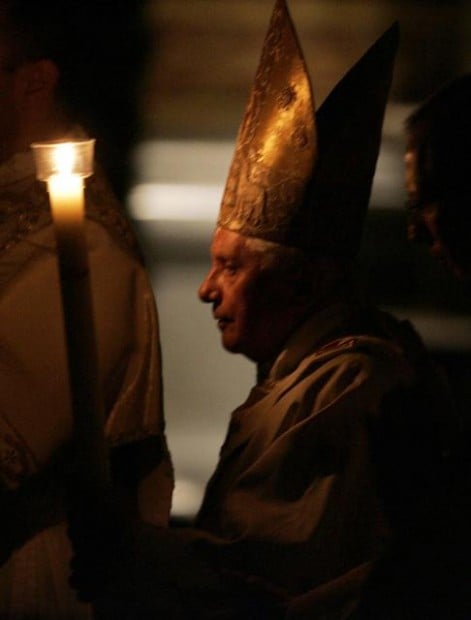 Pope carries Easter candle to bring light to St. Peter's church ...