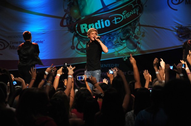 Tween idol Simpson to give a free show today