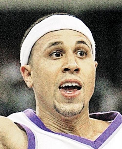 Playoff-hungry Hawks make deal for ex-Cat Bibby