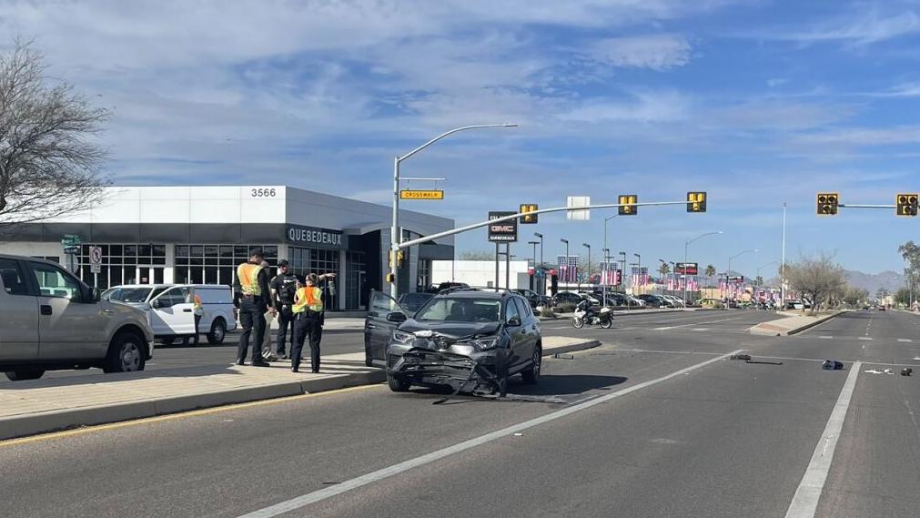 Tucson police shut down Speedway for serious-injury crash