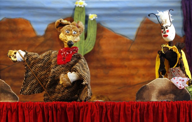 Puppet act is part of Día events