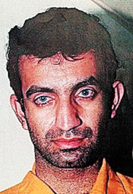 Arrests in Britain eerily recall first liquid-bomb airline plot