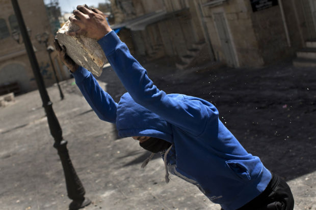 Israeli writer stirs row over Palestinian rock-throwing