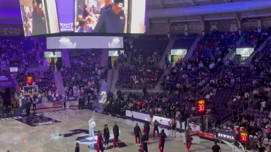 VIDEO: Arizona Wildcats warm up behind flag-waving cowboy
