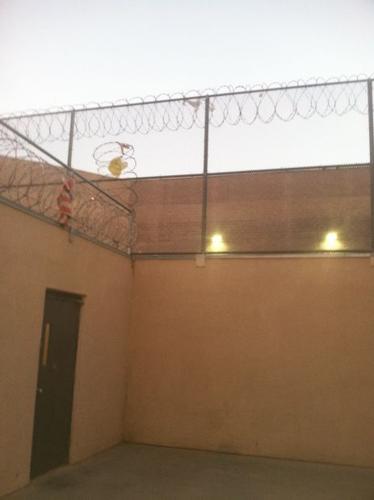 Inmate crawls through razor wire to escape Pinal County jail
