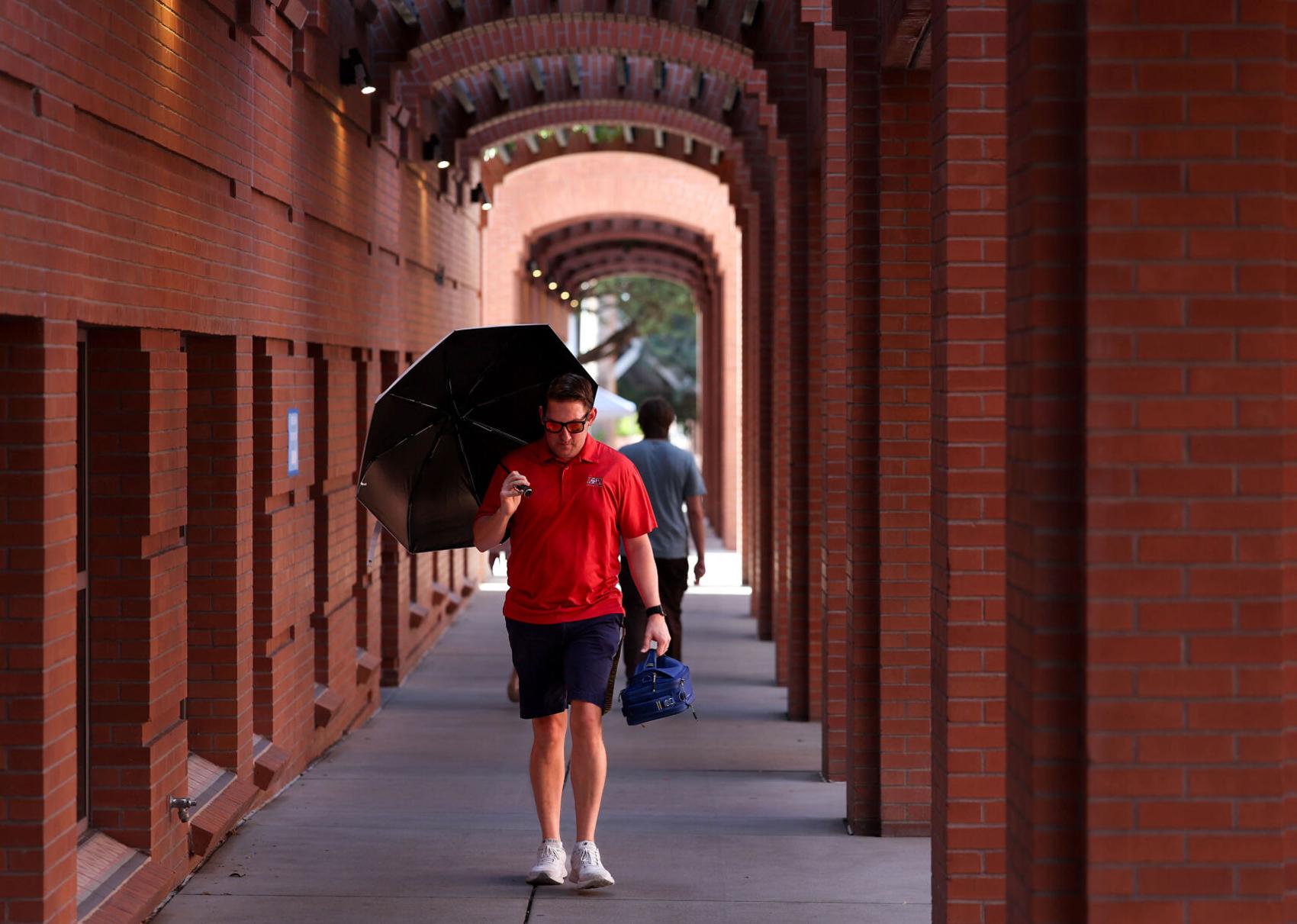 New students being to fill dorms at University of Arizona