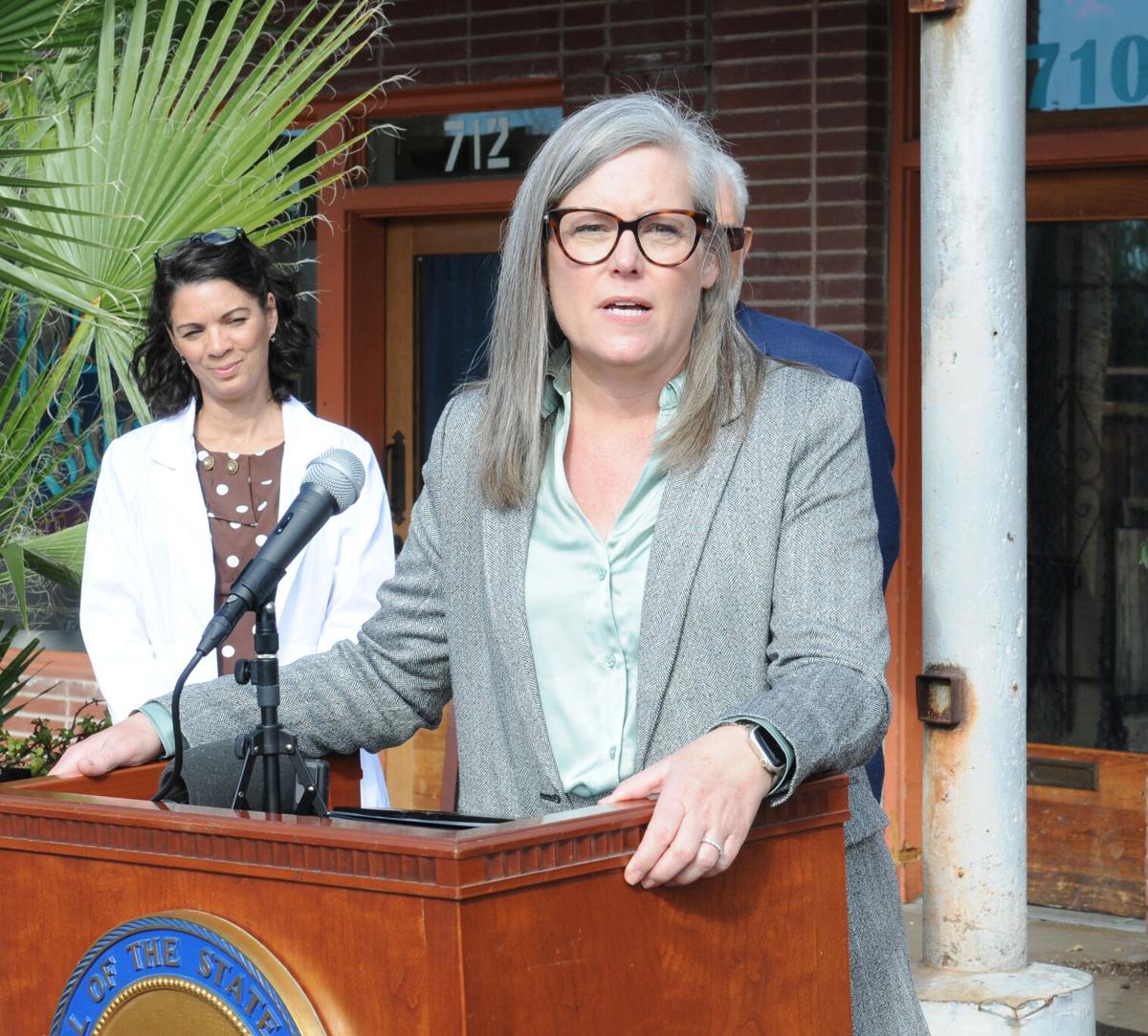 Hobbs says she isn't calling for U of A's Robbins to go | Local College ...