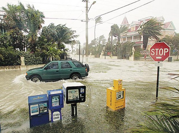 Dennis bears down on Gulf Coast; 1.4M told to leave