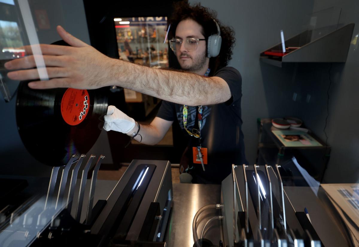 After closing 2 stores, Bookmans opens new Tucson location