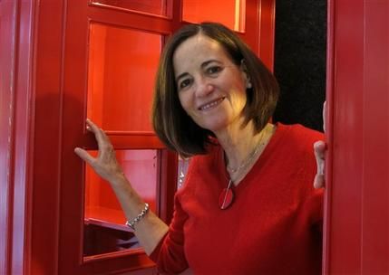 Mónica Lavín se dice renovada por la novela corta