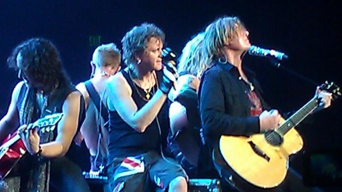 Review: Def Leppard's long-awaited Tucson encore