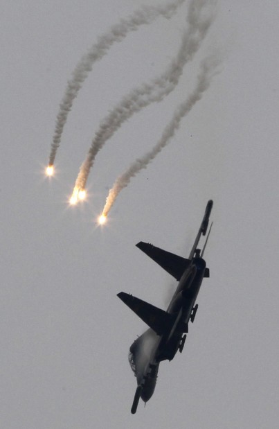 Chinese jet shows its stuff