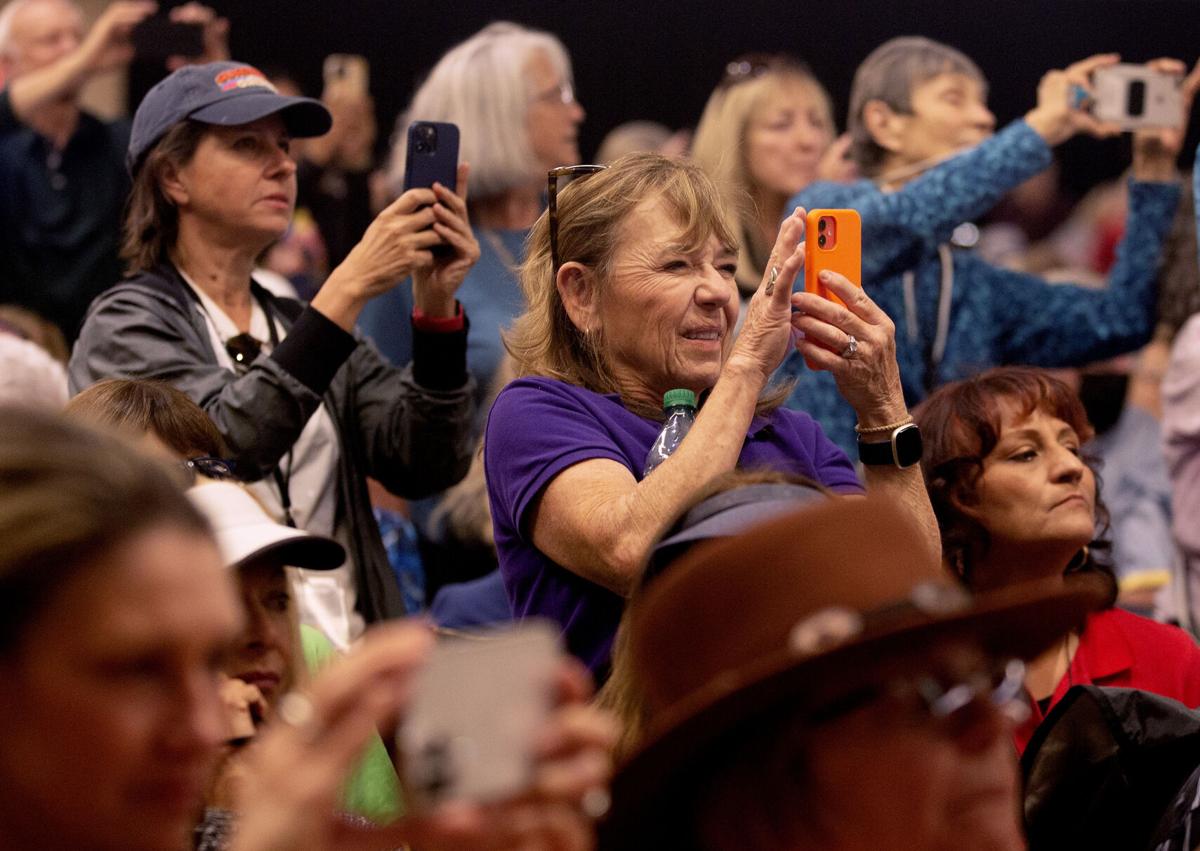 Tucson fans welcome home Linda Ronstadt