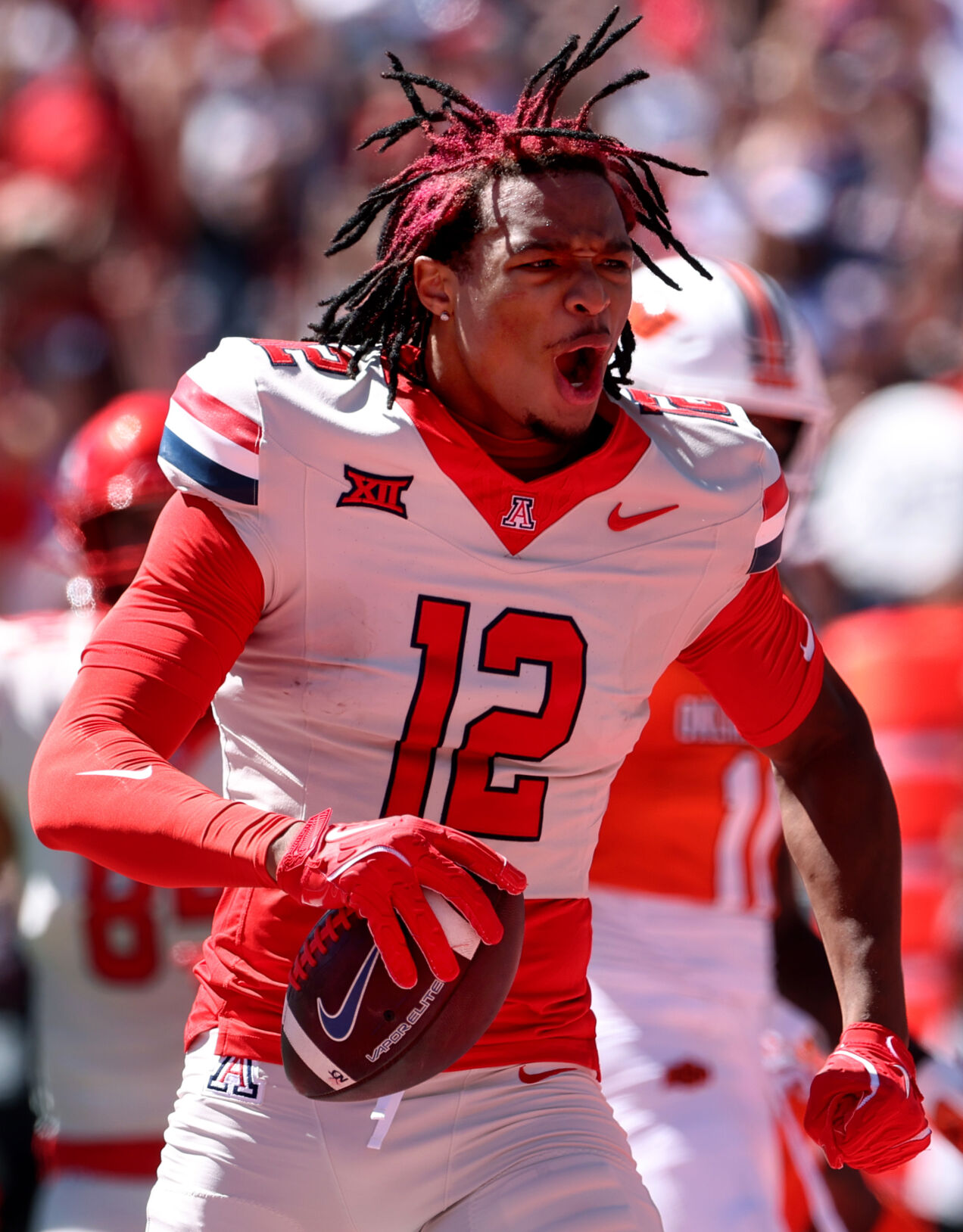 Arizona football coach dons uniform to uplift players