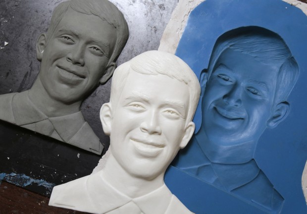 Plaque for slain Giffords aide a matter of just the right touch | Local ...