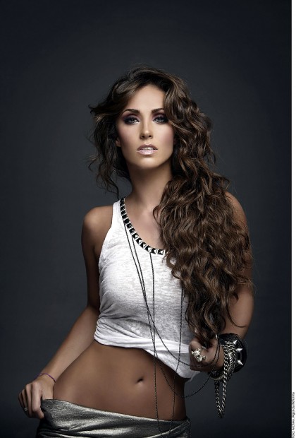 En medio del drama, Anahí piensa en la música