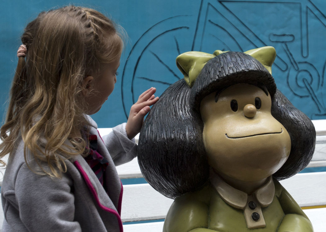 Mafalda sopla 50 velitas de cumpleaños