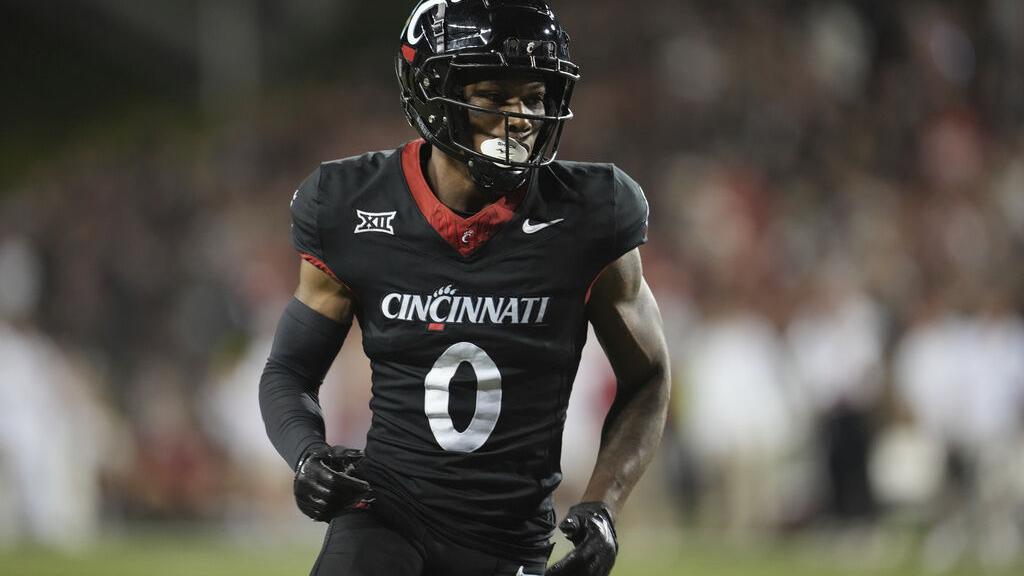 Ex-Big12 WR Smith's career as pilot takes off in Tucson