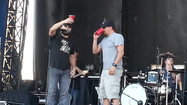 Tyler Farr parades Aldean, Ford and Diffie on his stage