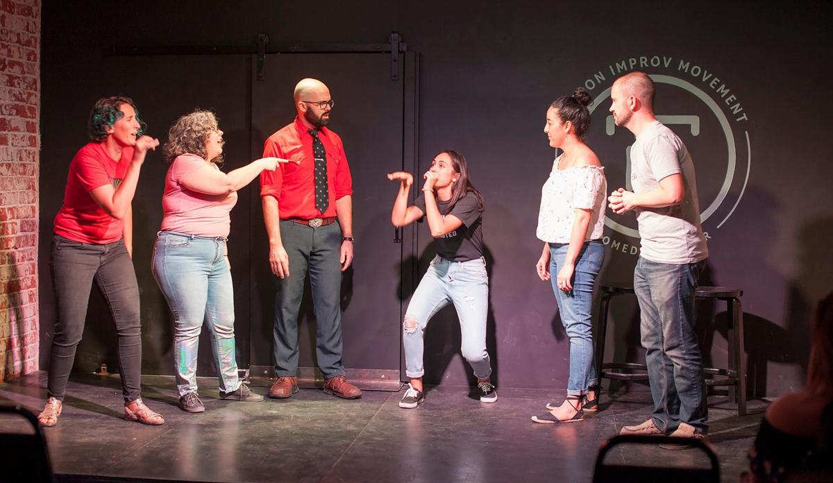 Comediantes presentan show en español para celebrar la hispanidad