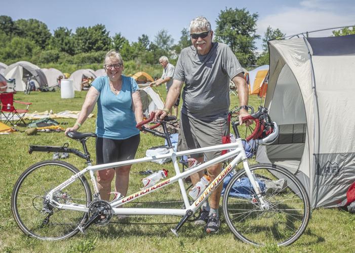 Chain of 465 bicyclists rolls across Thumb | News | tuscolatoday.com