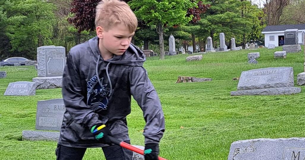 Volunteers dig in to clean up cemetery | Local News | tuscolatoday.com