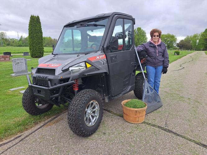 Volunteers dig in to clean up cemetery | Local News | tuscolatoday.com