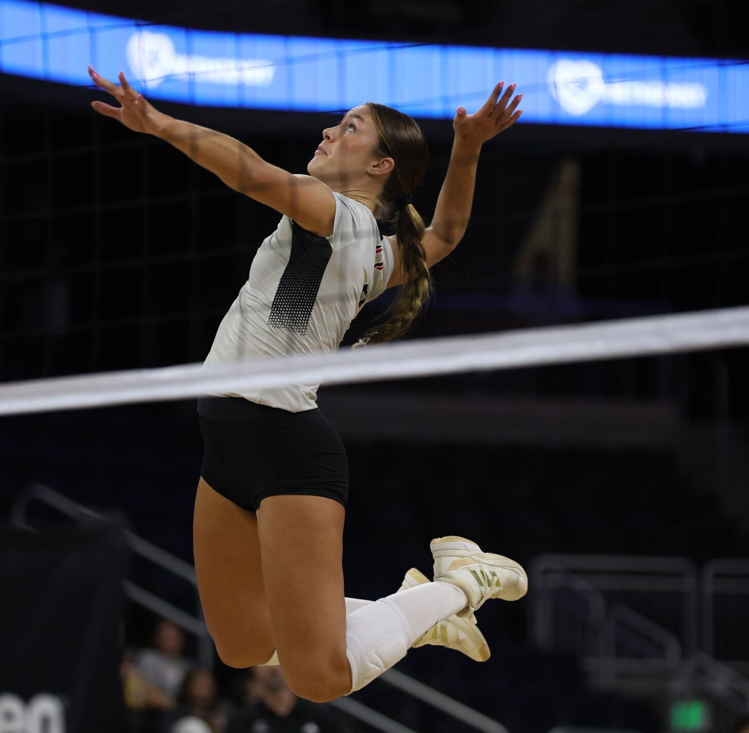 Jurgensmeier leads Maverick volleyball past UMKC for third conference ...