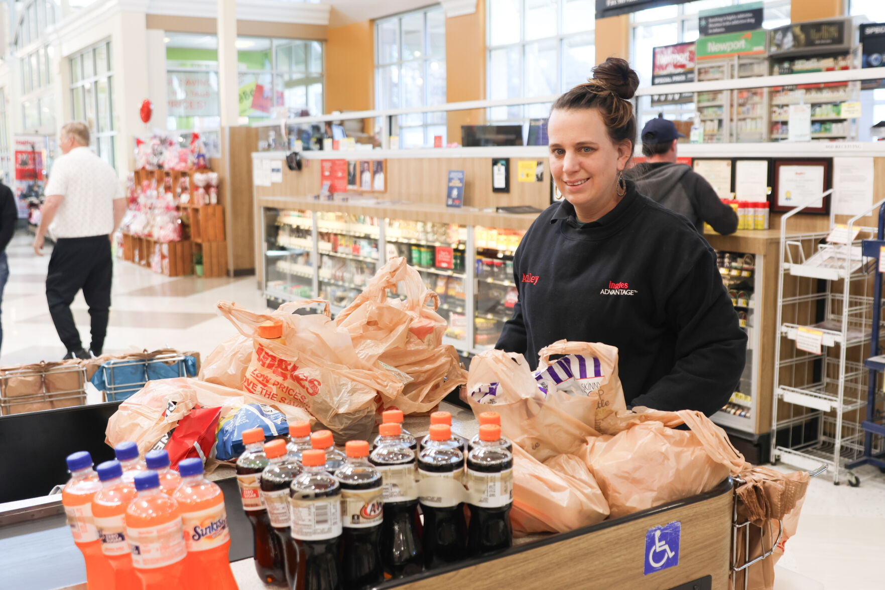 Grocery store employee continues to spread joy | News | upstatetoday.com