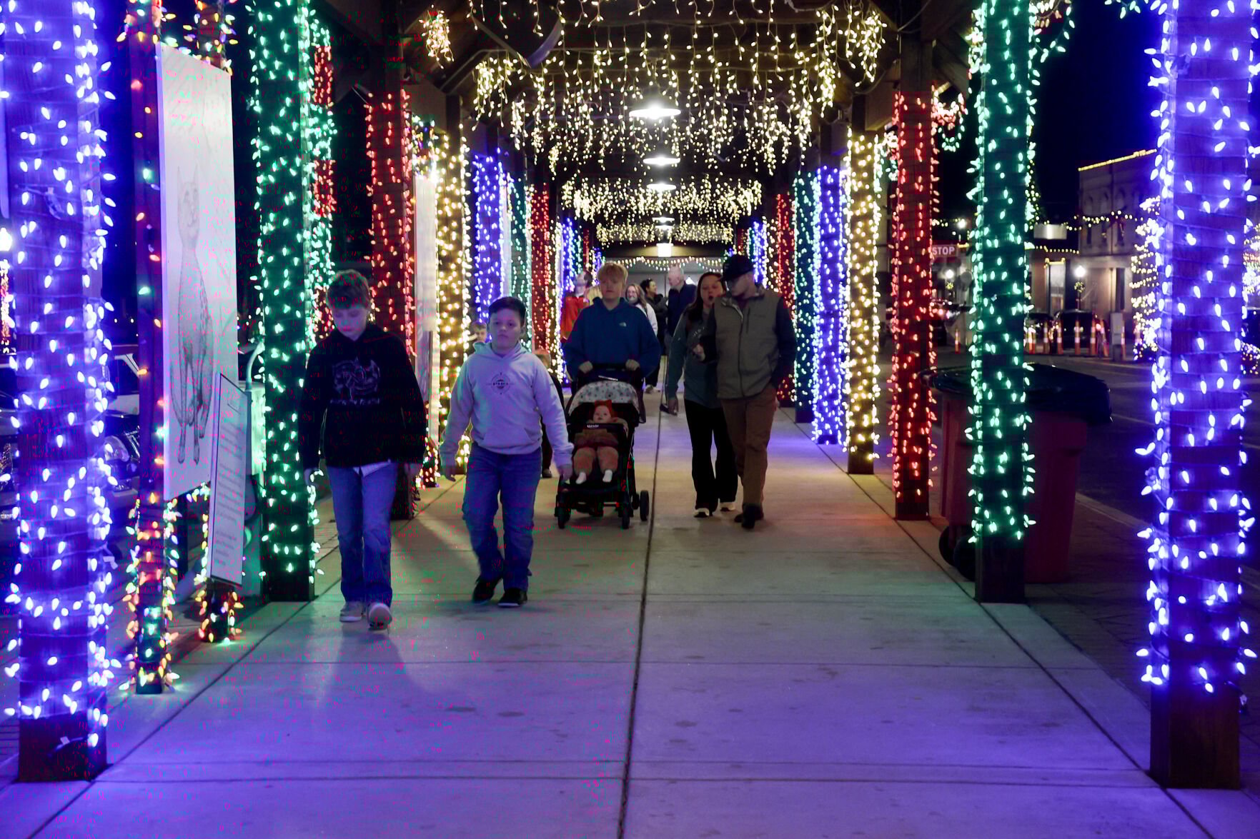 Locals gather for downtown Seneca holiday light show | News ...