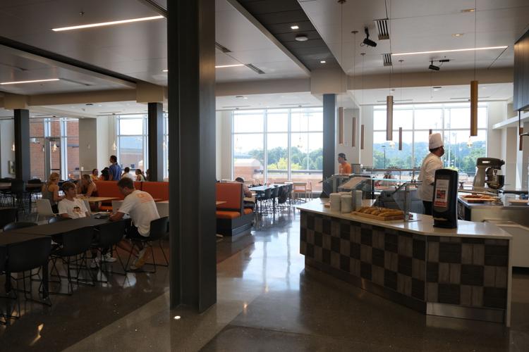 Interior of West Campus Dining Hall | | utdailybeacon.com
